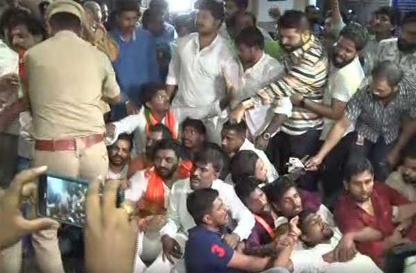 BJP: ఐదు రోజులైనా నిందితులను అరెస్టు చేయరా?: బండి సంజయ్‌, రఘునందన్ ...