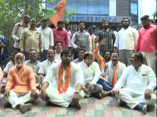 BJP: ఐదు రోజులైనా నిందితులను అరెస్టు చేయరా?: బండి సంజయ్‌, రఘునందన్ ...