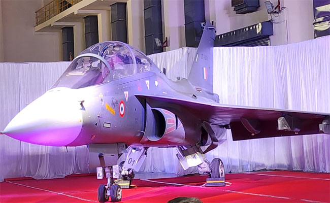 Tejas Aircraft: వాయుసేన చేతికి తొలి తేజస్‌ ట్విన్‌ సీటర్‌ విమానం | hal ...