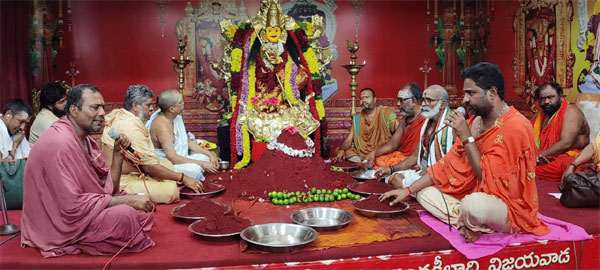 Indrakeeladri: మహిషాసురమర్దని అలంకారంలో దర్శనమిచ్చిన దుర్గమ్మ ...