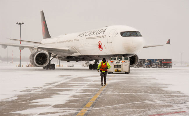 Air Canada Flight: సీటులో కూర్చునేందుకు నిరాకరణ.. ప్రయాణికులను బయటకు ...