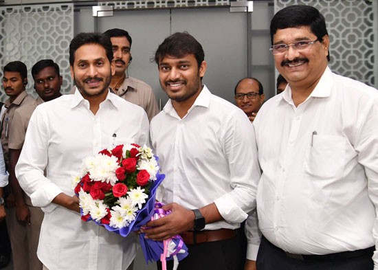 Deepak Reddy: ‘మనసానమః’ దర్శకుడికి ఏపీ సీఎం ప్రశంస | ap-cm-ys-jagan ...