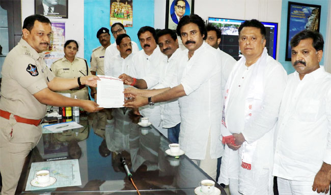 Pawan Kalyan: అంజూయాదవ్‌పై చర్యలు తీసుకోండి.. శ్రీకాళహస్తి సీఐపై ...