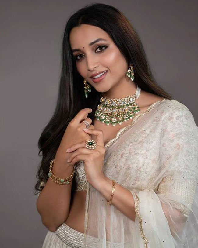 Social Look: శ్రీనిధి హొయలు.. సెట్స్‌లో నుపుర్‌ సనన్‌.. జాన్వీ, అనన్య ...