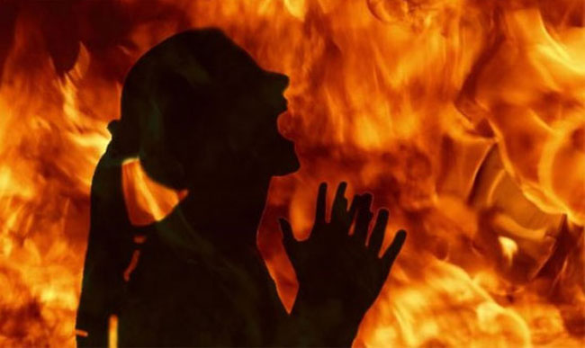 Burning Alive: అనుమానం.. భార్య సజీవదహనం | up-man-catches-wife-with-her-lover-burns-her-alive