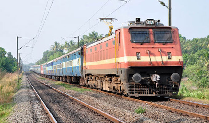 Tirupati: రైల్వే యార్డులో పట్టాలు తప్పిన పద్మావతి ఎక్స్‌ప్రెస్‌.. రెండు ...