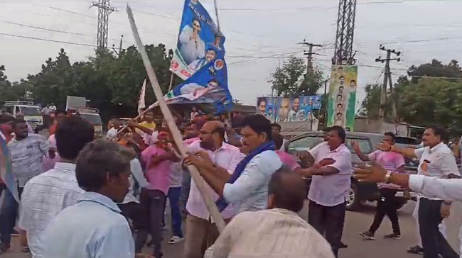 Guntur: తెదేపా దీక్షా శిబిరంపై వైకాపా కార్యకర్తల రాళ్ల దాడి | ysrcp-activists-pelted-stones-on ...