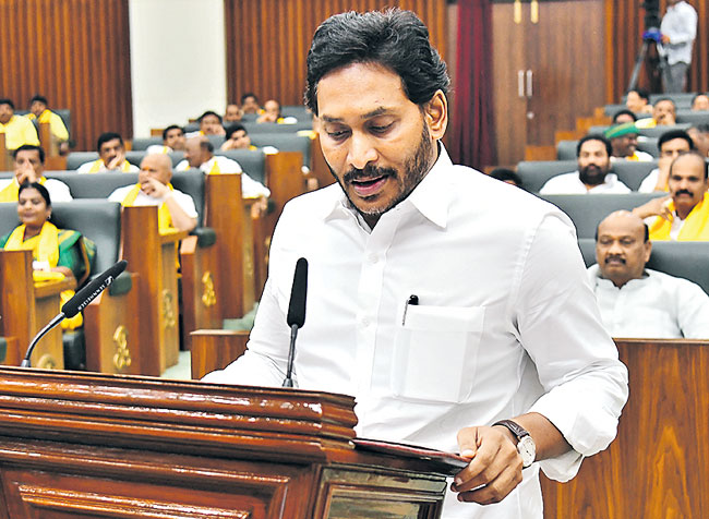YS Jagan: కూటమి సభ్యుల హుందాతనం | ys-jagan-mohan-reddy-taking-oath-as-pulivendula-mla-in-ap-assembly