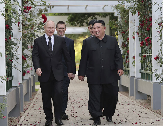 Putin-Kim: వెళ్లొస్తా మరి.. విమానం నుంచి కిమ్‌కు పుతిన్‌ బైబై.. | putin ...