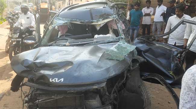 Telangana News: చేవెళ్లలో కారు బీభత్సం.. 2 కార్లు, 15 ద్విచక్రవాహనాలు ...