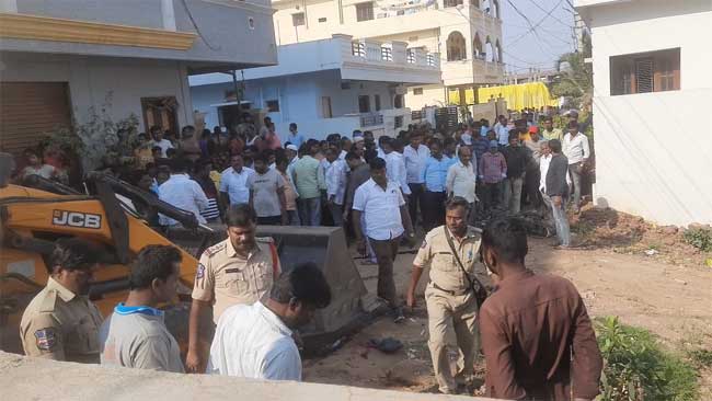 Telangana News: చేవెళ్లలో కారు బీభత్సం.. 2 కార్లు, 15 ద్విచక్రవాహనాలు ధ్వంసం | car-accident-in ...