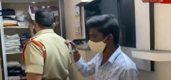 తెరాస నేతల ఇళ్లలో సోదాలు | police-raids-in-dubbaka