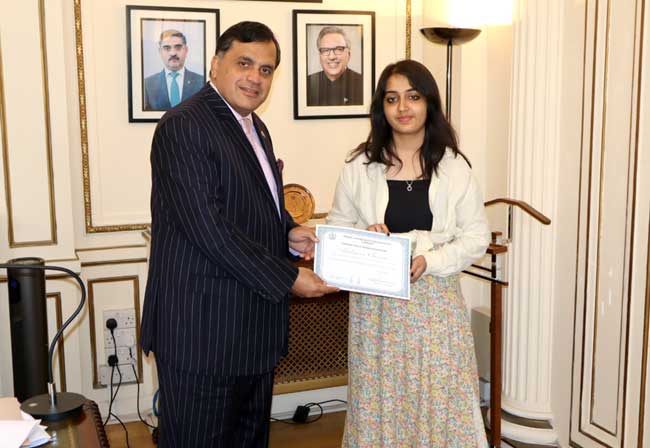 Mahnoor Cheema : 34 సబ్జెక్టుల్లో టాపర్‌గా నిలిచి.. ప్రపంచ రికార్డు ...