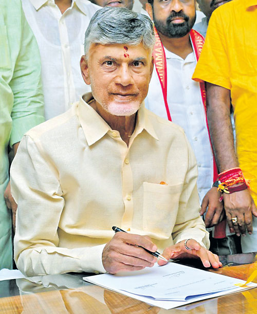 Chandrababu: 16,347 ఉపాధ్యాయ పోస్టులు | cm-chandrababu-signs-five-files-in-secretariat