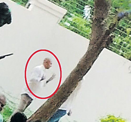 AP News: జగన్‌ కార్యాలయం వద్ద వర్రా రవీందర్‌రెడ్డి ప్రత్యక్షం | varra ...