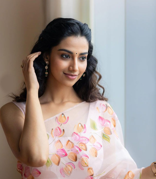 Meenakshi Chaudhary: పడ్డాను.. ప్రయత్నించాను..: మీనాక్షి ఆసక్తికర ...