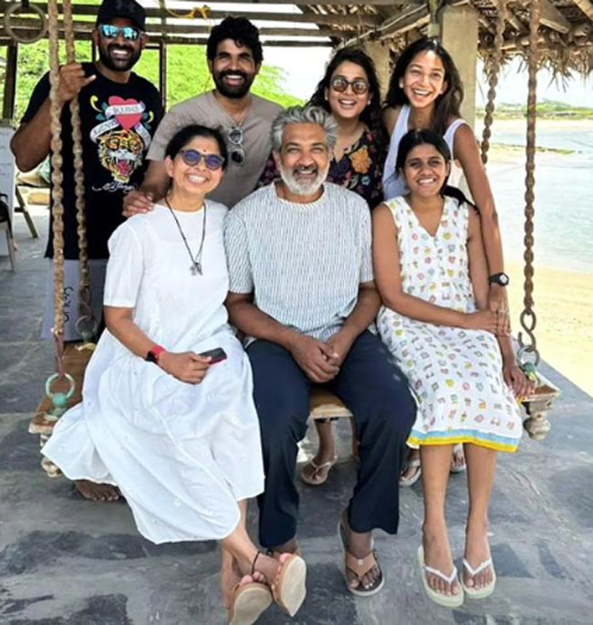 Rajamouli: హాలిడేలో రాజమౌళి.. కుటుంబంతో జాలీగా | ss-rajamouli-and-his ...