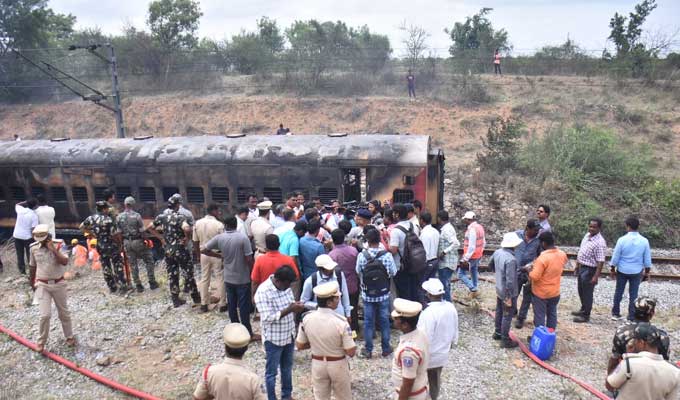 Falaknuma express: ప్రాణాలు అరచేతిలో పెట్టుకొని పరుగులు తీశాం ...