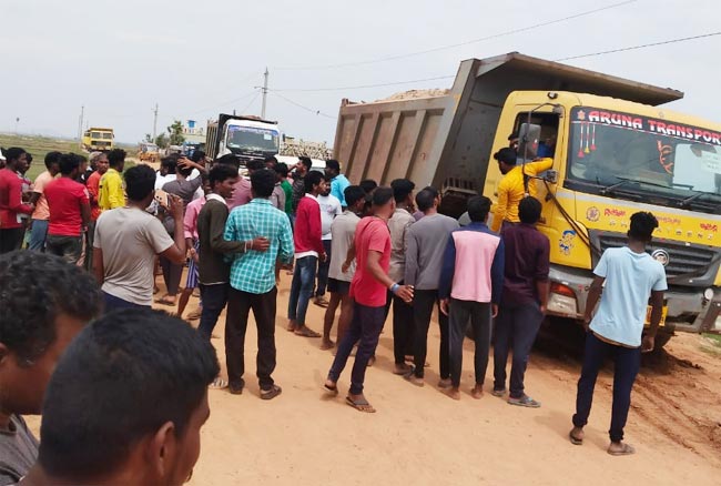 Mulapeta Port: మూలపేట పోర్టు వాహనాలను అడ్డుకున్న నిర్వాసితులు ...