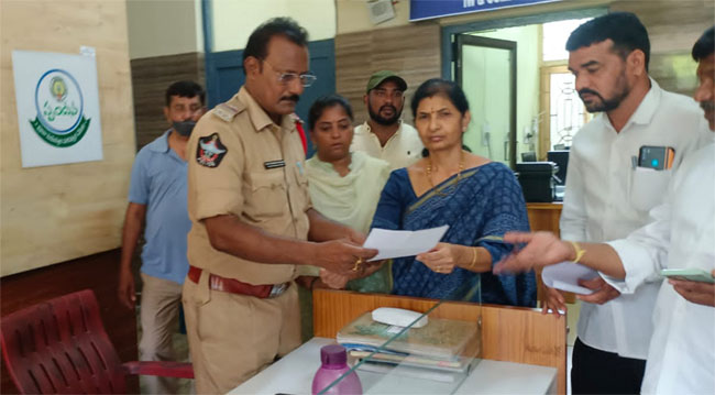 Parawada: పోలీసులు భయభ్రాంతులకు గురిచేశారు: బండారు సతీమణి ఫిర్యాదు ...