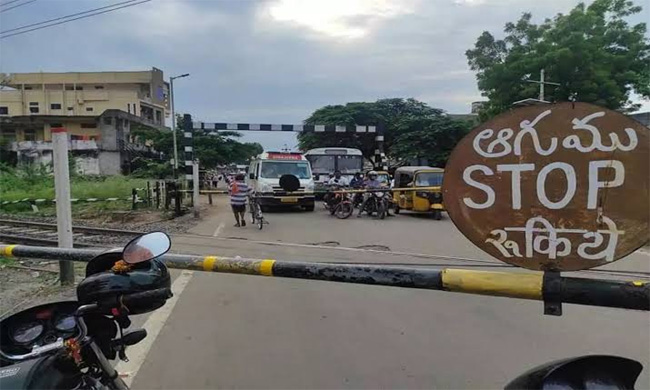 Adilabad మూడు రోజులపాటు తాంసి రైల్వే గేట్ మూసివేత Railway Gate Closed