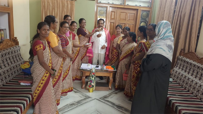 ఎంపీని కలిసిన అంగన్వాడీలు | anganwadi-teachers-meets-mp