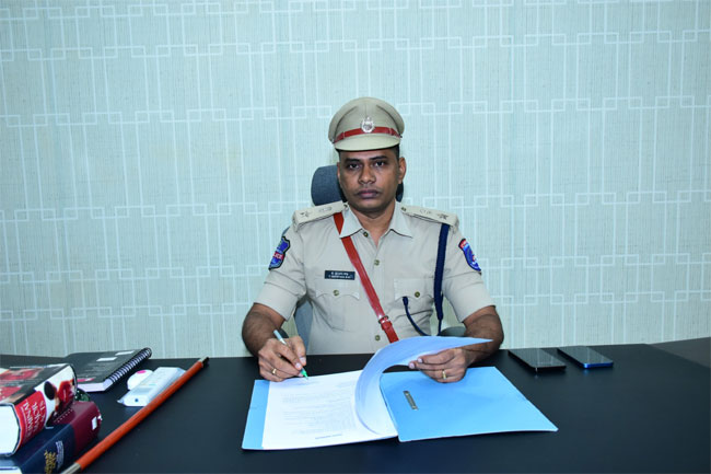 Mahbubnagar: నూతన ఎస్పీగా తోట శ్రీనివాసరావు బాధ్యతలు | thota-srinivasa ...