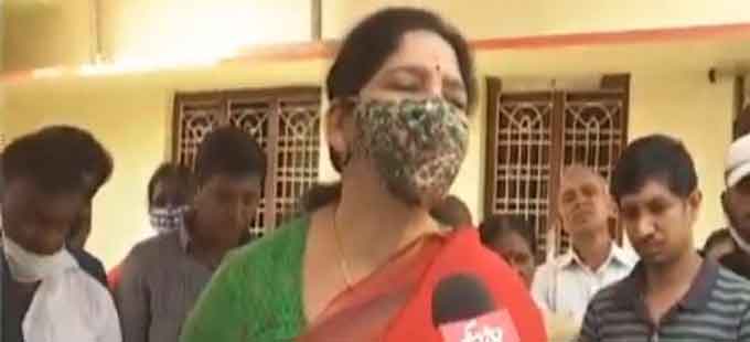 దీక్షిత్‌రెడ్డి కుటుంబాన్ని పరామర్శించిన సత్యవతి | Minister Satyavati ...