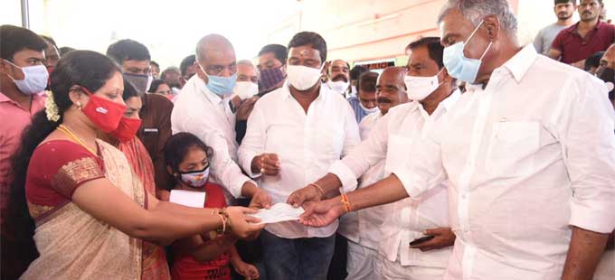 సైనికుడి కుటుంబానికి ₹50 లక్షల చెక్కు | Chittoor-soldier-family-gets ...