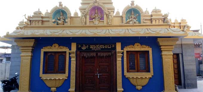 మా ఎమ్మెల్యేని మార్చెయ్‌.. రోడ్డు సమస్య తీర్చు.. మా ఆయన చేత మందు ...