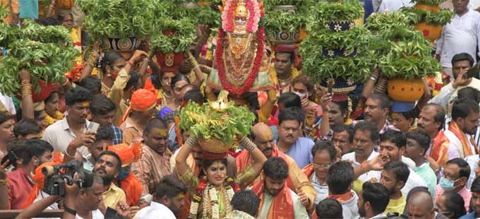 Bangaru Bonam: మేళతాళాల మధ్య బెజవాడ దుర్గమ్మకు తెలంగాణ బంగారు బోనం ...