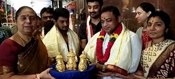 Vijayawada: దుర్గమ్మకు కానుకగా మూడు స్వర్ణ కిరీటాలు | a-devotee-gifted ...