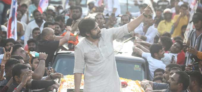 Pawan kalyan: విశాఖలో జనసేనానికి స్వాగత ర్యాలీ.. భారీగా మోహరించిన ...