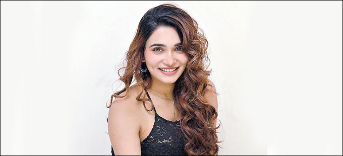 jennifer emmanuel : వాళ్లతో పోలిక ఆనందమే | jennifer-emmanuel-latest ...