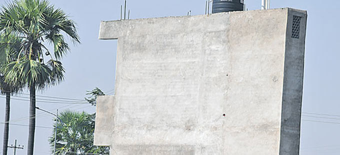 Hyderabad: ఓ పక్క నుంచి ప్రహరీలా కనిపిస్తున్నా.. ఇది రెండంతస్తుల ఇల్లు ...