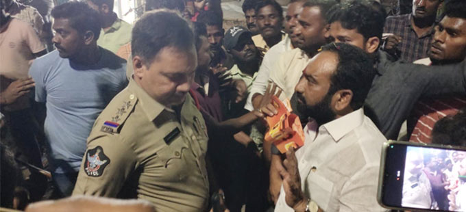 Andhra News: రణరంగమైన మాచర్ల.. రాళ్లు, గాజు సీసాలతో తెదేపా కార్యకర్తలపై దాడి | ysrcp-activists ...