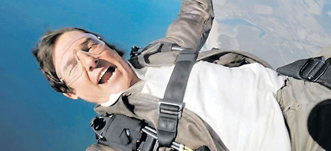Tom Cruise: విమానం నుంచి దూకుతూ కృతజ్ఞతలు | no-mission-is-impossible ...