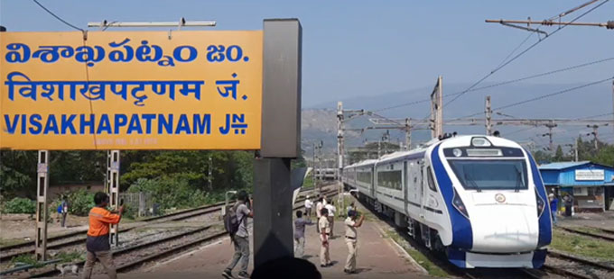 Vande Bharat: తొలిసారి విశాఖ చేరుకున్న ‘వందే భారత్‌ ఎక్స్‌ప్రెస్‌’ రైలు ...