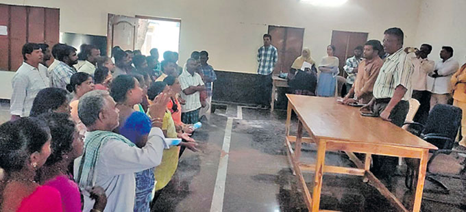 Andhra News: ఇల్లు కట్టిస్తామని.. ఇదేం వరుస? | people-from-yadiki ...