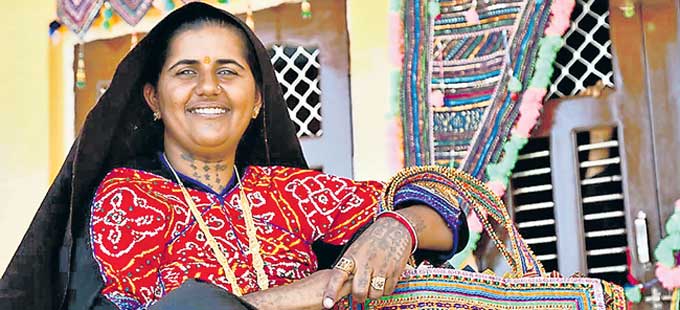 Pabiben Rabari: నీళ్లు తోడితే రూపాయి ఇచ్చేవారు | hari-jari-founder ...