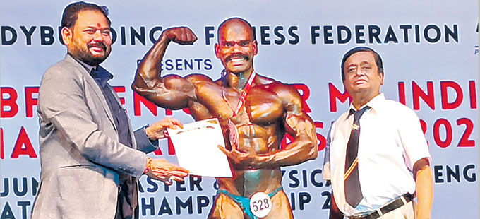 కార్మికుడే..కండల వీరుడు | success-story-of-body-builder-santosh-kumar ...