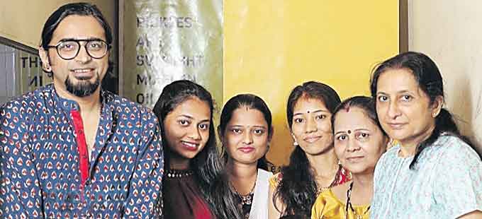 పండ్లతో పచ్చళ్లు పెట్టెస్తూ... | success-story-of-fruit-pickle-company ...