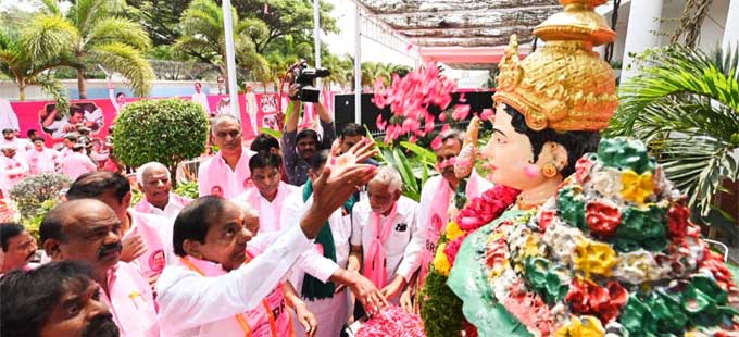 BRS: తెలంగాణ భవన్‌లో భారాస ఆవిర్భావ వేడుకలు.. | brs-formation-day-celebration-in-telangana-bhavan