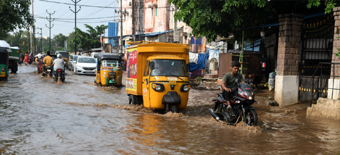 Rain: హైదరాబాద్‌లో కుండపోత వర్షం.. రహదారులు జలమయం | heavy-rain-in-hyderabad