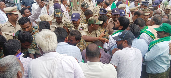 Amaravati: తుళ్లూరు దీక్షా శిబిరం వద్ద రైతులు-పోలీసుల మధ్య తోపులాట ...