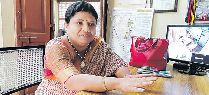 Sarikonda saritha: ఆ అమ్మల బెంగ తీరుస్తున్నా | insprirational-story-of ...