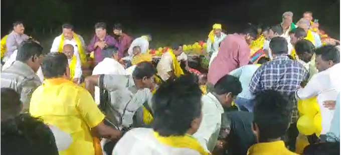 TDP: కుప్పకూలిన స్టేజి.. కింద పడ్డ తెదేపా నేతలు చింతమనేని, చినరాజప్ప ...