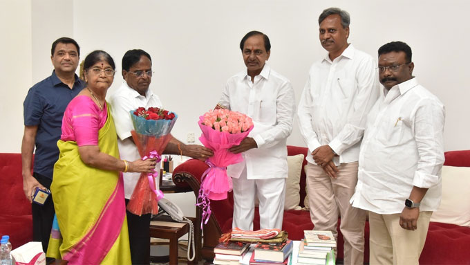 Ponnala: సీఎం కేసీఆర్‌తో మాజీ మంత్రి పొన్నాల లక్ష్మయ్య భేటీ | ponnala ...