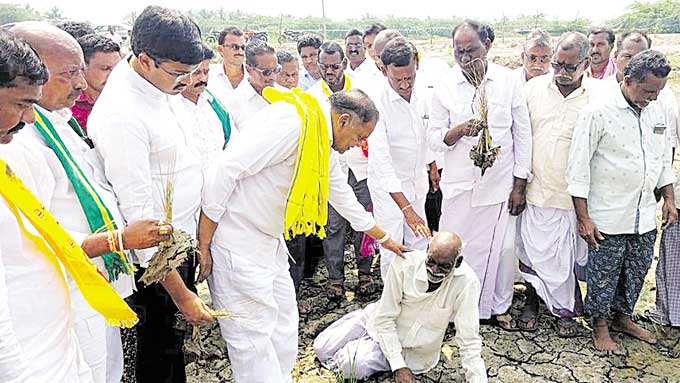 Nagayalanka: ఎండిన పొలంలో వెక్కివెక్కి ఏడ్చిన రైతు | general