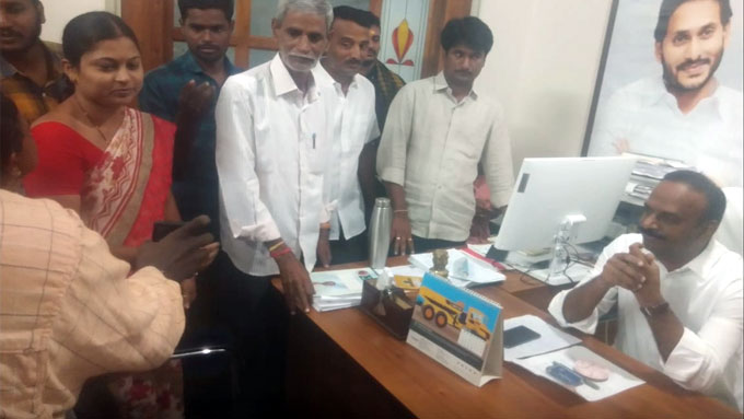 MLA Sidda Reddy: సామాజిక పింఛన్లు నిలిపేస్తే రోడ్లు వేయొచ్చు: కదిరి ...